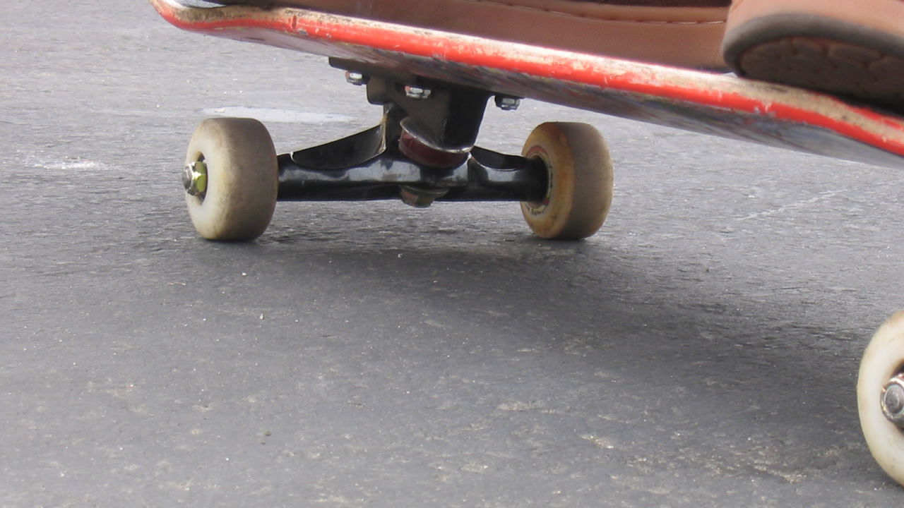 Un monopatín y estos cuatro ejercicios para mantenerte en forma este ...